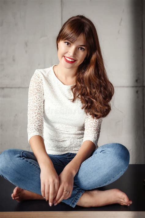 Retrato De Uma Linda Sexy E Linda Garota Morena Com Olhos Verdes Em Um Interior Escuro