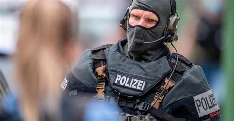 Polizei Spezialkräfte stürmen Wohnung in Gießen