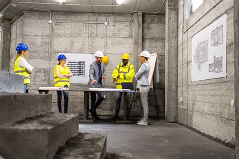 건설 현장에서 계획과 청사진을 분석하는 구조 엔지니어 및 건축가 팀 Junts Pel Sí에 대한 스톡 사진 및 기타 이미지 Junts Pel Sí Teamwork