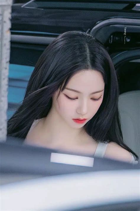 그린듯한 카리나의 미모 팬플러스 커뮤니티