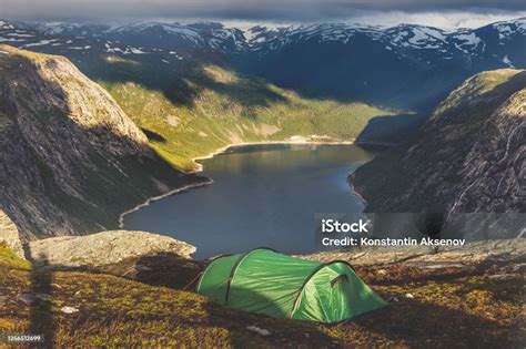 트롤 혀 바위 또는 트롤퉁가 관광텐트는 유명한 랜드 마크 근처 산에 서있다 노르웨이의 아름다운 피오르드 위의 일출 0명에 대한