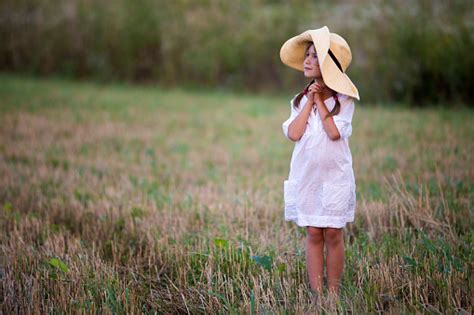좋은 흰색 여름 드레스와 큰 밀짚 모자에 긴 머리띠와 젊은 유행 사랑스러운 귀여운 소녀 귀여운에 대한 스톡 사진 및 기타 이미지 귀여운 금발 머리 기도하기 Istock