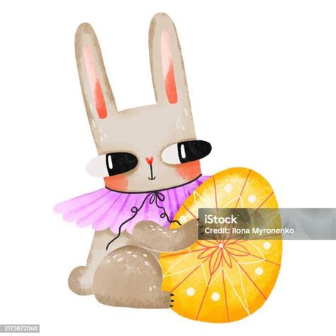 노란색으로 칠해진 달걀을 가진 토끼 부활절 토끼 고립 된 배경에 부활절에 대 한 어린이 손으로 그린 만화 그림 0명에 대한 스톡