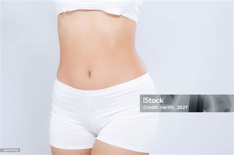 근접 촬영 아름 다운 아시아 여자 맞는 흰색 배경 셀 룰 라이트 나 칼로리 건강 및 웰빙 개념으로 슬림 모델 여자 무게에 고립