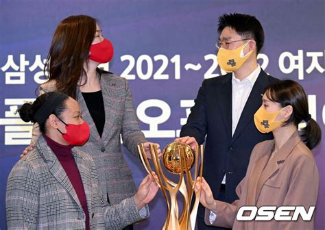 사진 BNK KB 동갑내기 감독의 트로피 경쟁 스포탈코리아