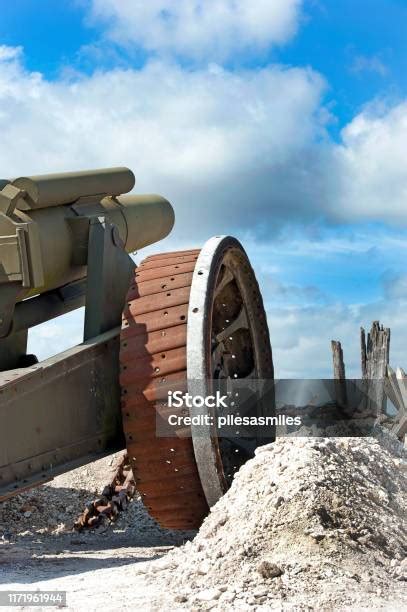 Ww1 8 인치 곡사포 포병 총 돌 기둥 뒤에 총 마차 바퀴 World War I에 대한 스톡 사진 및 기타 이미지