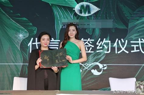 熊黛林穿露肩綠裙小秀性感 模特身材玲瓏有致，手機自拍也是醉了 每日頭條