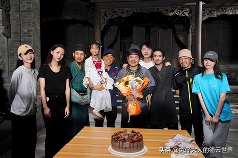 德云社岳云鹏发文，晒与张艺谋合影照，评论区画风直接跑偏 人物集