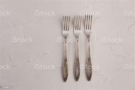 흰색 시멘트 질감 배경에 고립의 실버 포크 3 개의 아주 오래 된 녹슨 빈티지 세트 닫습니다 그리고 상위 보기 고대의에 대한 스톡 사진 및 기타 이미지 Istock