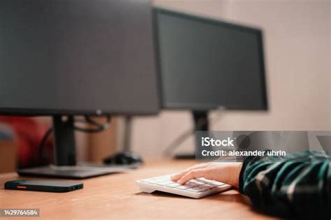 사무실 책상에서 컴퓨터에 전자 메일을 입력하는 사업가 커뮤니케이션 기술 사무실에서 일하는 사업가 여성 개념에 대한 스톡 사진 및 기타 이미지 Istock