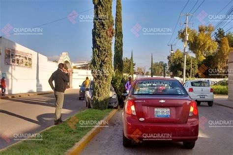 Aparatoso choque entre dos vehículos deja daños materiales