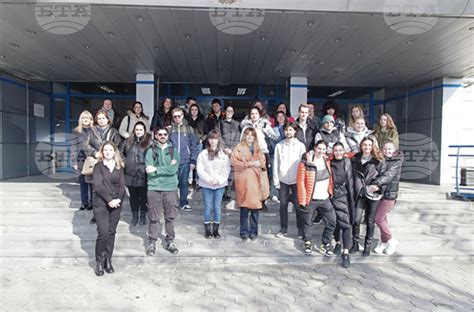 Студенти и преподаватели от Философския факултет на Софийския