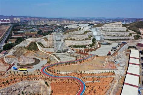 辽宁北票：生态修复山体公园成为市民休闲娱乐“打卡地” 人民图片网