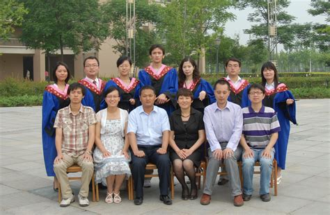 西北大学公共管理学院2010届硕士研究生政治学、国际政治专业毕业合影 西北大学公共管理学院