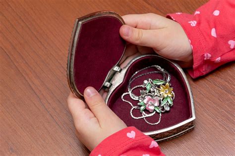 밝은 색의 배경에 여성 손에 오래 된 빈티지 실버 하트 모양의 상자를 열어 감정에 대한 스톡 사진 및 기타 이미지 감정 관 제작물 기혼 Istock