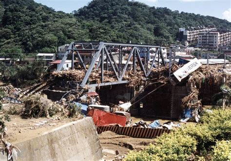 網po「2001年納莉風災」基隆八堵鐵橋慘況舊照，勾起在地人逾20年來難忘記憶