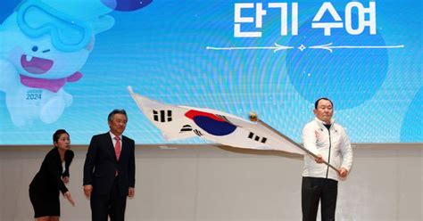 단기 흔드는 이혁렬 강원동계올림픽 대한민국 선수단장