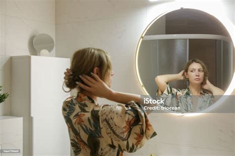 욕실의 거울 앞에서 아침이나 저녁 일과를 하는 젊은 여성 개인 위생 및 미용 개념 가정 생활에 대한 스톡 사진 및 기타 이미지