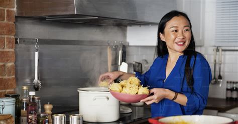 부엌에서 파스타를 요리하는 아시아 여자 사진 Unsplash의 성인 전용 이미지