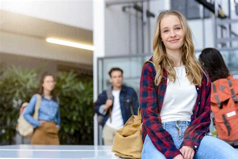Junge Studentin Sitzend Im Foyer Der Universität Porträt