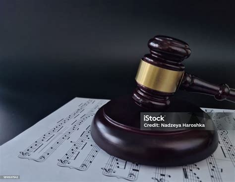 シート上の音楽記号ト音記号と黒い背景に裁判官の小槌 知的財産のストックフォトや画像を多数ご用意 知的財産 コンセプト 立法