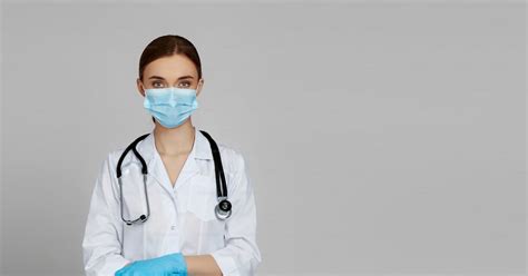 흰색 실험실 코트 마스크 고무 장갑 회색 배경에 격리된 청진기를 입은 아름다운 여성 의사의 초상화 복사 공간 사진 Unsplash의 의대생 이미지