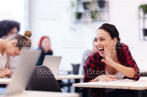 여러 민족 학생들이 교실에서 강사를 듣습니다 똑똑한 젊은 여성이 수업 중에 동료들에게 속삭입니다 성인 학생에 대한 스톡 사진 및