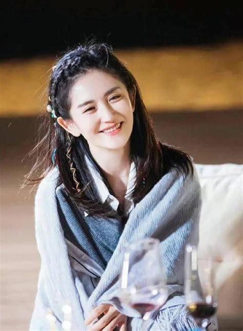 謝娜新書與張杰秀恩愛！17歲北漂演丫鬟與劉燁戀6年差距大被分手 每日頭條