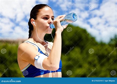 Agua Potable De La Mujer Foto De Archivo Imagen De Ropa 27522310