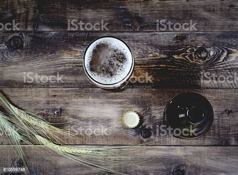 나무 배경에 맥주와 병 의 유리 맥주에 대한 스톡 사진 및 기타 이미지 맥주 바로 위 0명 Istock