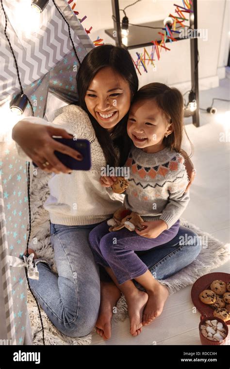 Foto De Familia De Asia Feliz Madre E Hija Teniendo Selfie En Teléfonos