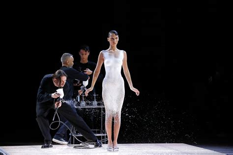 Bella Hadid Impacta En Un Vestido Hecho De Aerosol En El Desfile De