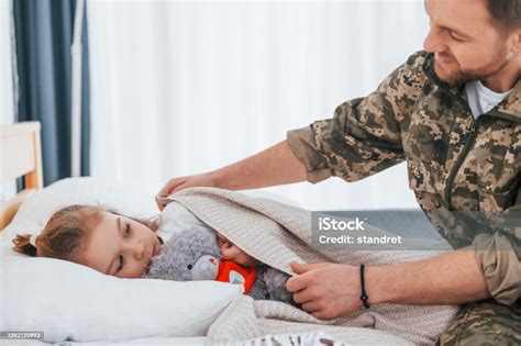 평화 롭고 조용합니다 제복을 입은 군인이 어린 딸과 함께 집에 있습니다 25 29세에 대한 스톡 사진 및 기타 이미지 25