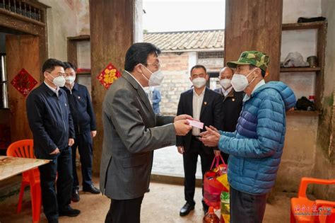 冯飞在文昌走访慰问困难群众和老党员