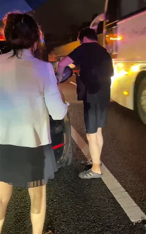 新聞 保時捷沒油國道刁車！女駕駛「怕車刮花」不給拖吊 跳針：有請警察送油 Ptt Hito
