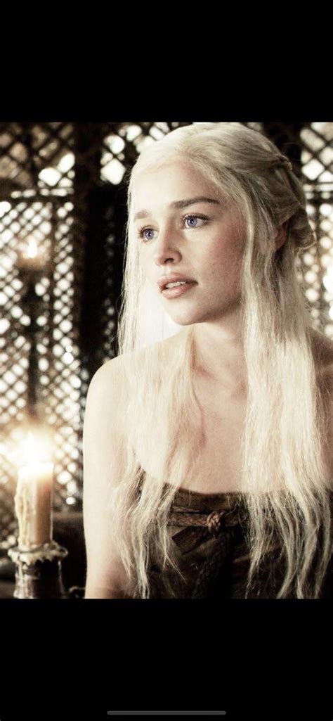 Emilia Clarke In Season 1 Got Was Unreal Rvindictaratecelebs