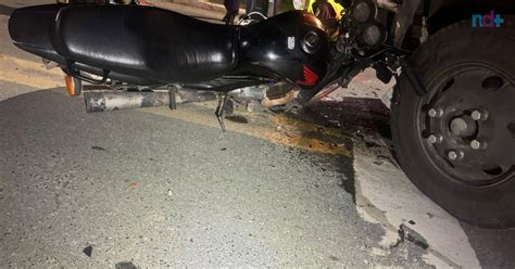 Motociclista morre atingido por caminhão em saída de estacionamento em SC