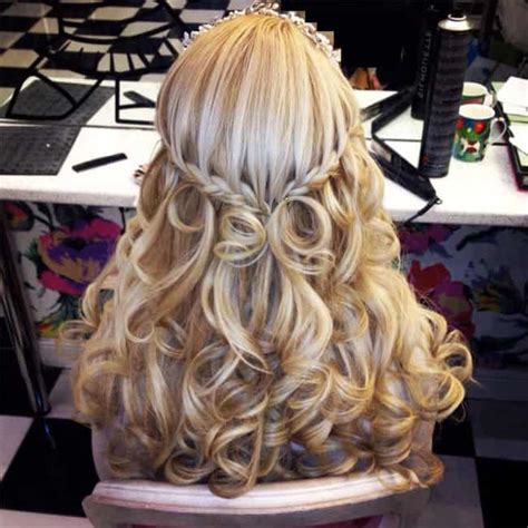 20 Beautiful Christmas Hairstyles For Ladies 2022 Sheideas