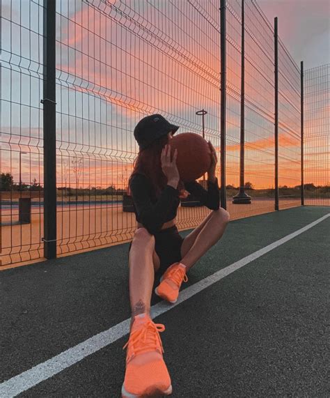 Идея для фотосессии на баскетбольной площадке с баскетбольным мячом Фотосессия Баскетбольная