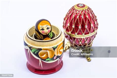 마트레오시카 가족 Matrioska 예술 러시아인형과 러시아 기념품 흰색 배경에 Faberge의 계란 관 사본 개체 그룹에 대한 스톡 사진 및 기타 이미지 Istock