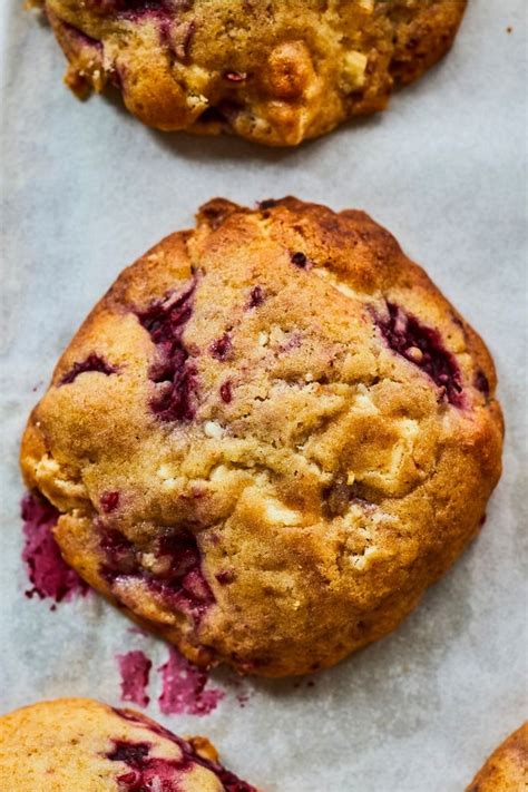 Biscuits Aux Framboises Et Au Chocolat Blanc In 2021 Food Recipes