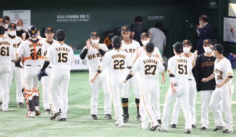 ＜巨・広＞広島に勝利しハイタッチをかわす原監督ら巨人ナイン （撮影・白鳥 佳樹） ― スポニチ Sponichi Annex 野球