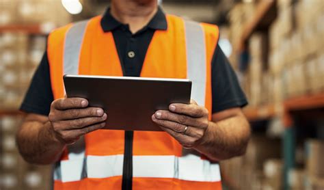 창고 손 그리고 운송 유통 및 재고를 위한 태블릿이 있는 작업자 기술 공급망 및 인력 또는 엔지니어 상자 물류 또는 화물 보관 45 49세에 대한 스톡 사진 및 기타 이미지