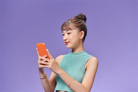보라색 파스텔 벽 배경 스튜디오 초상화에 고립된 포즈를 취하는 웃는 젊은 여자 소녀 20 24세에 대한 스톡 사진 및 기타