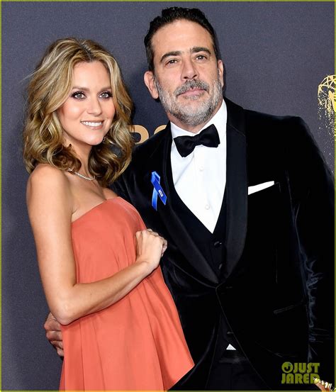 Hilarie Burton Is Pregnant Jeffrey Dean Morgan Holds Her Tiny Bump At