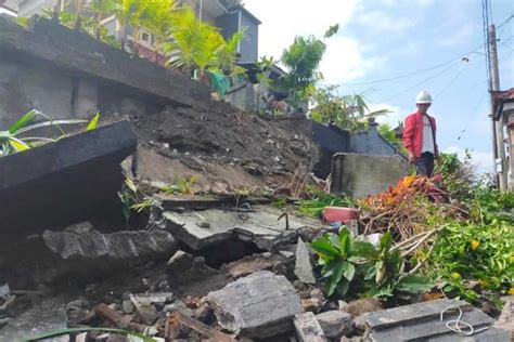 Diguyur Hujan Tembok Pekarangan Warga Roboh BALIPOST