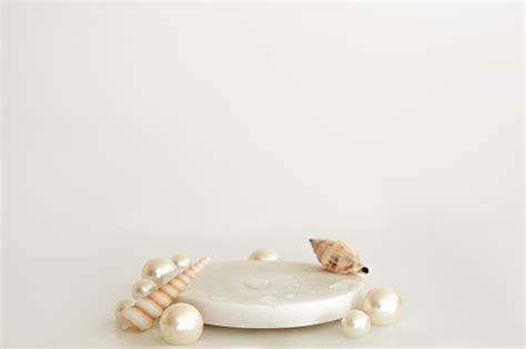 흰색 배경에 진주 조개 껍질 물이 떨어지는 흰색 대리석 연단 제품 화장품 프리젠 테이션연단 창조적 인 조롱 미용 제품을 위한 받침대 또는 플랫폼 0명에 대한 스톡 사진 및