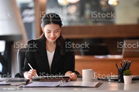 현대 사무실에서 디지털 태블릿을 사용하는 매력적인 사업가 25 29세에 대한 스톡 사진 및 기타 이미지 25 29세 검색