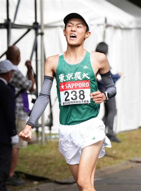 ガッツポーズする日本人1位でゴールした東農大・前田（撮影・木村 揚輔） ― スポニチ Sponichi Annex スポーツ