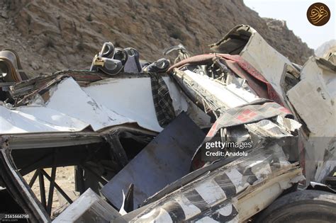 فرارو تصاویر متلاشی شدن اتوبوس مملو از مسافر پس از سقوط به دره